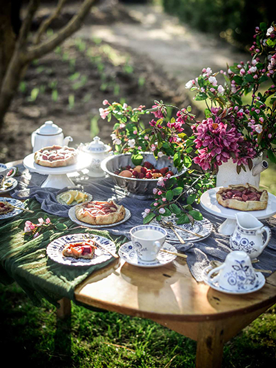 Hosting a Delightful Afternoon Garden Tea Party - Weekend Glow Up ...